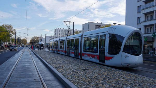 Le tramway T6 sur les rails à Lyon | Bref Eco